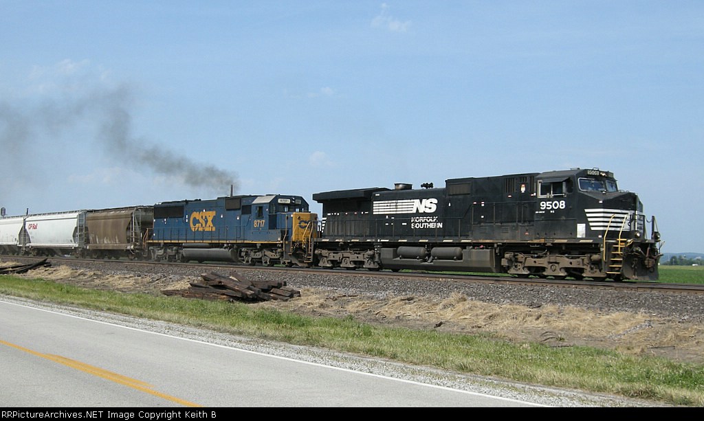 NS 9508 and CSX 8717
